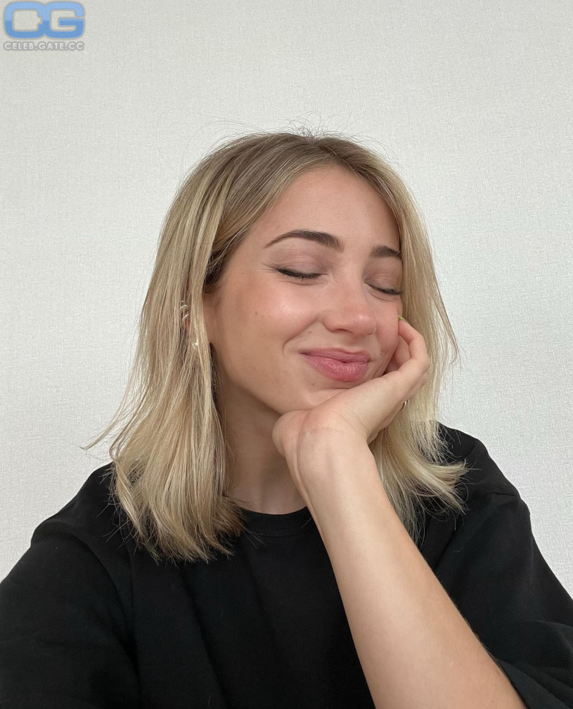 Emily Rudd nude, pictures, photos, Playboy, naked, topless, fappening